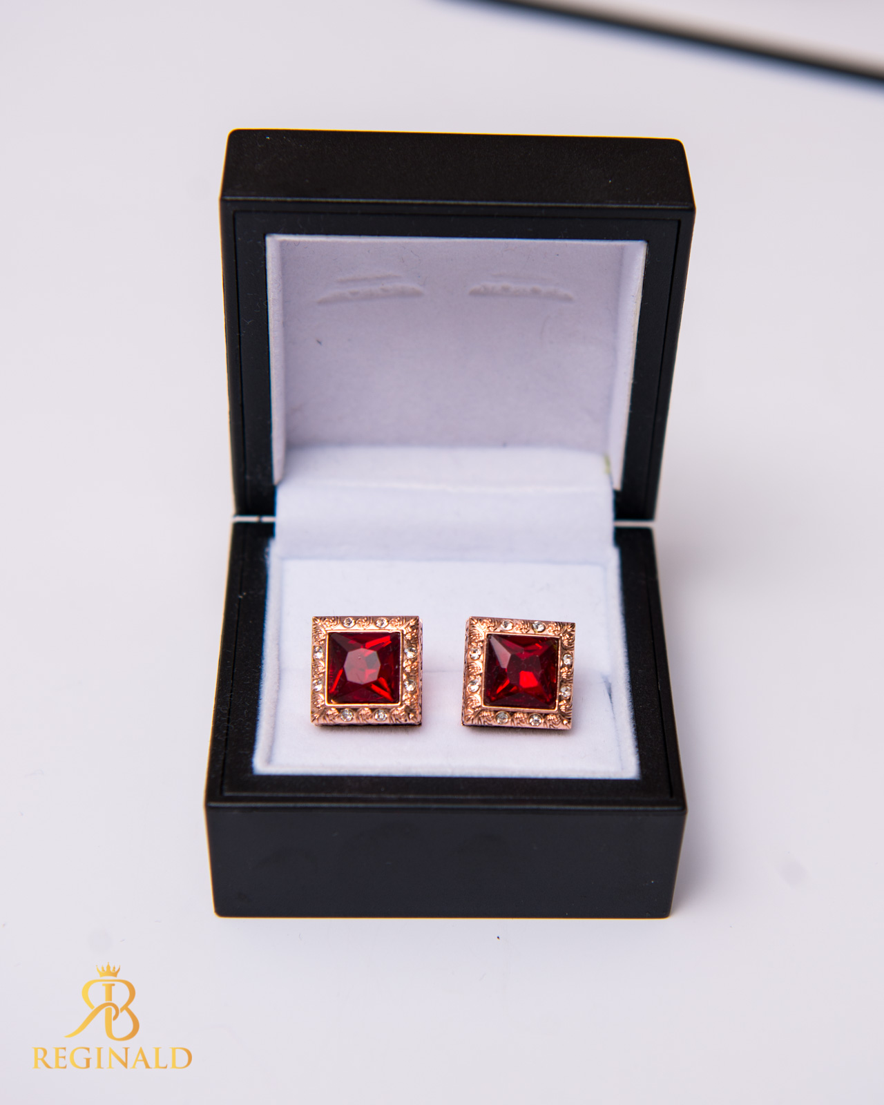 Butoni aurii cu pietre rosii, patrate - BT001