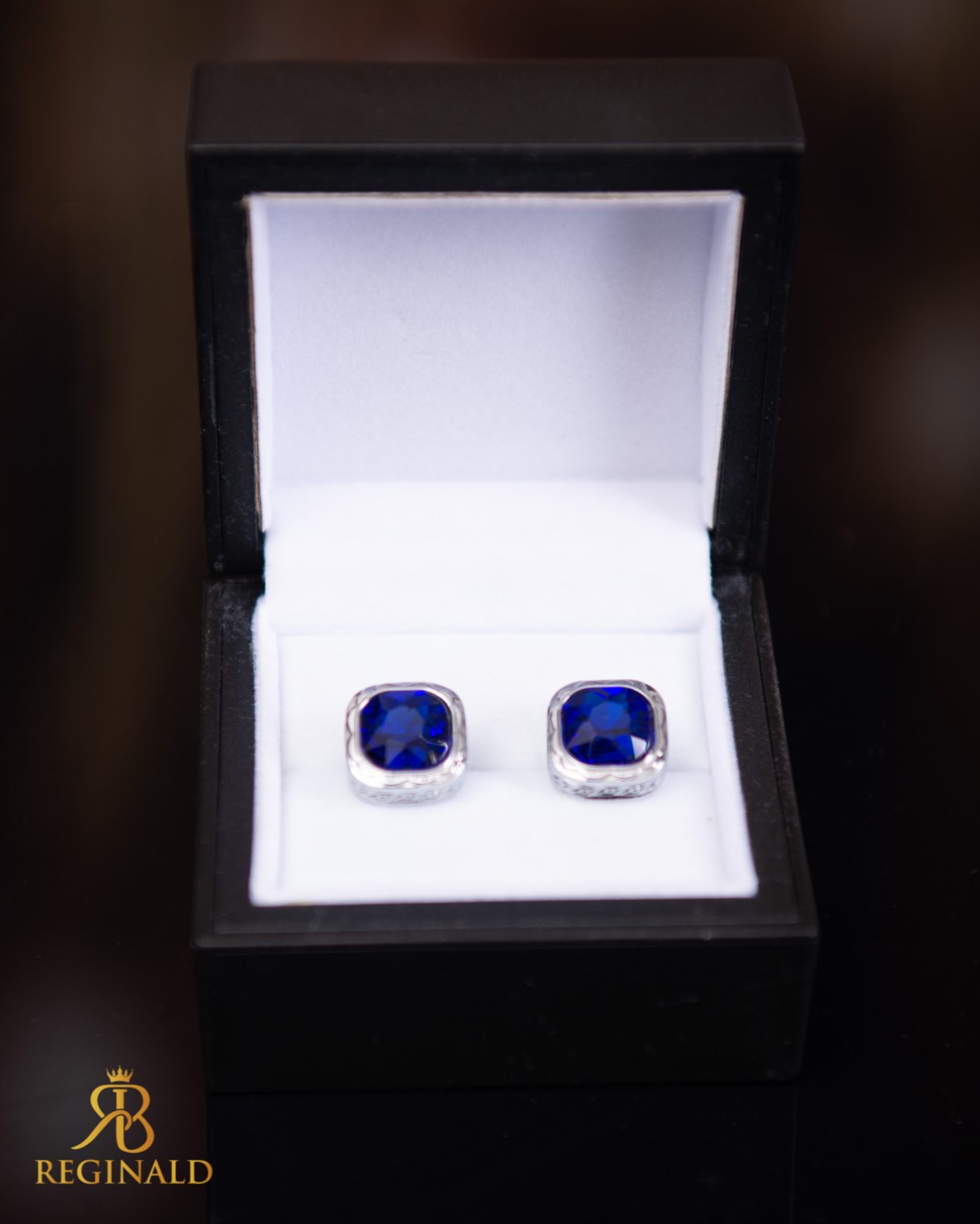 Butoni argintii cu pietre albastre- BT055